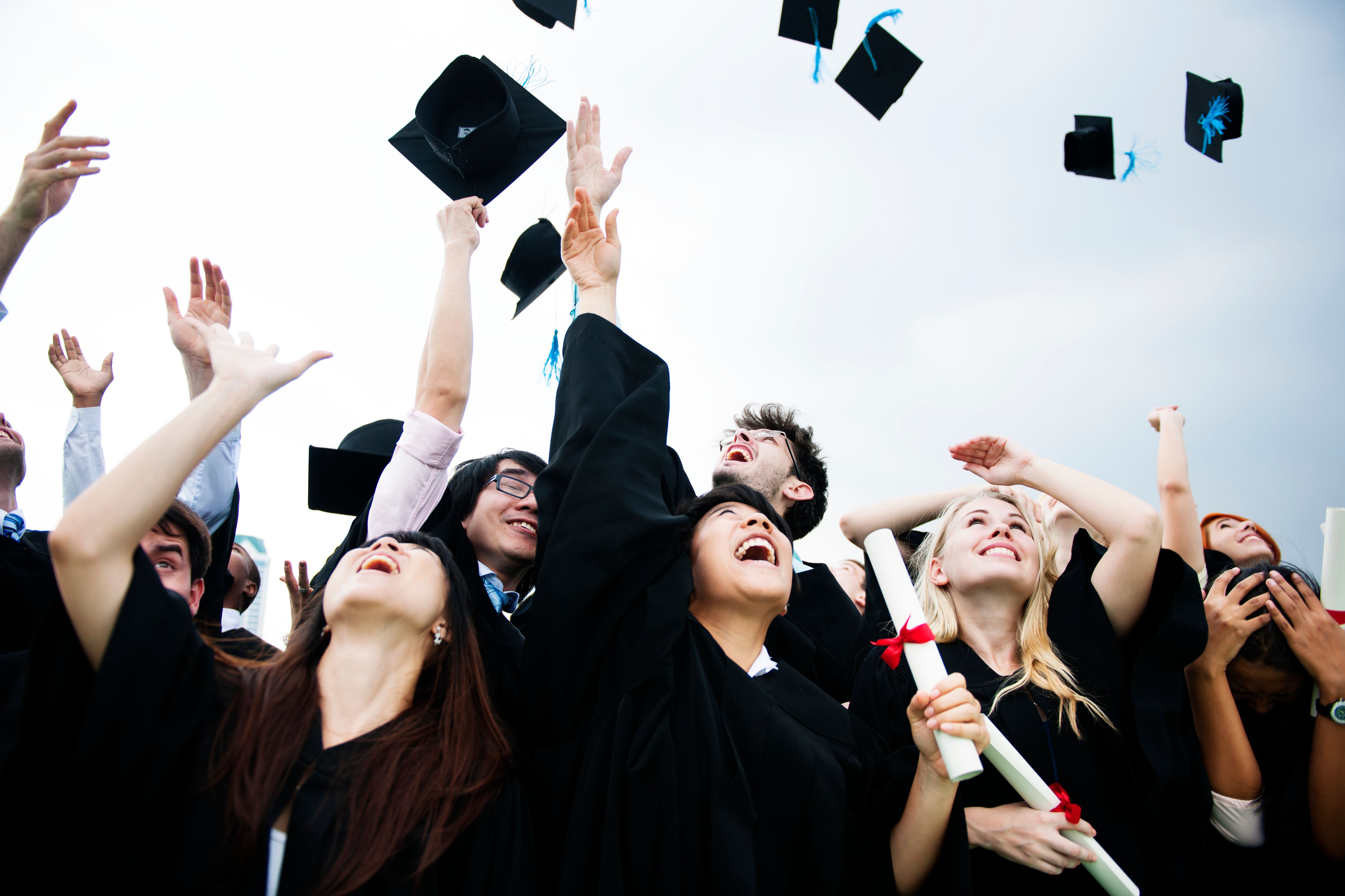 Graduation Invitation Messages: Short Texts for WhatsApp